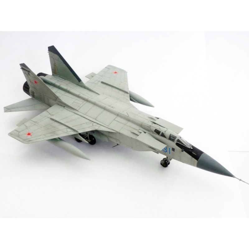 Zvezda model kit soviet interceptor fighter MIG-31 scale.